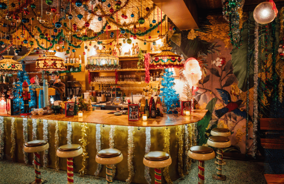 Un bar de Noël digne d’un film : La Taverne de Noël du Petit Dep est de ...